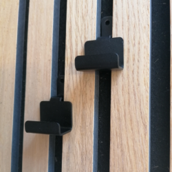 Sort pulverlakeret knag til Akustikpaneler skrue montering - Wallshop.dk