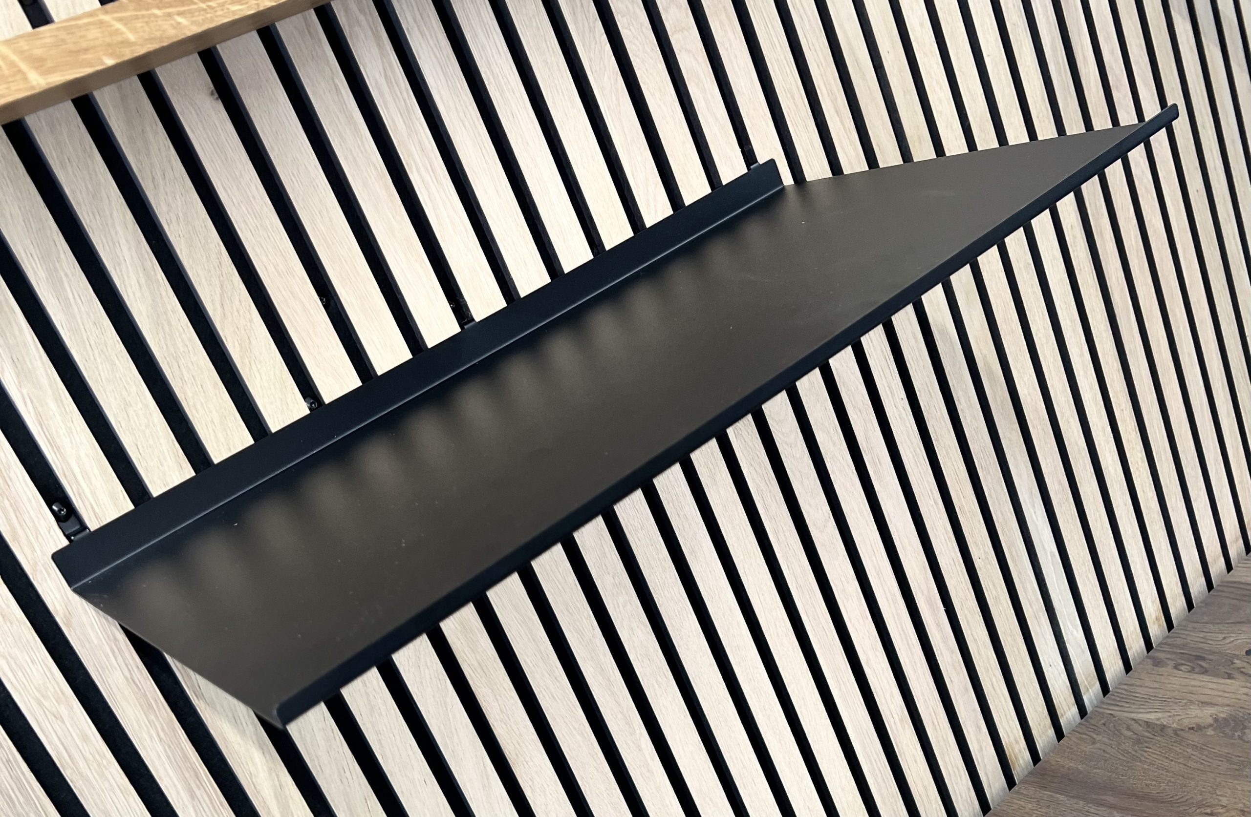 Akustikhylde i sort - 60 cm - Wallshop.dk