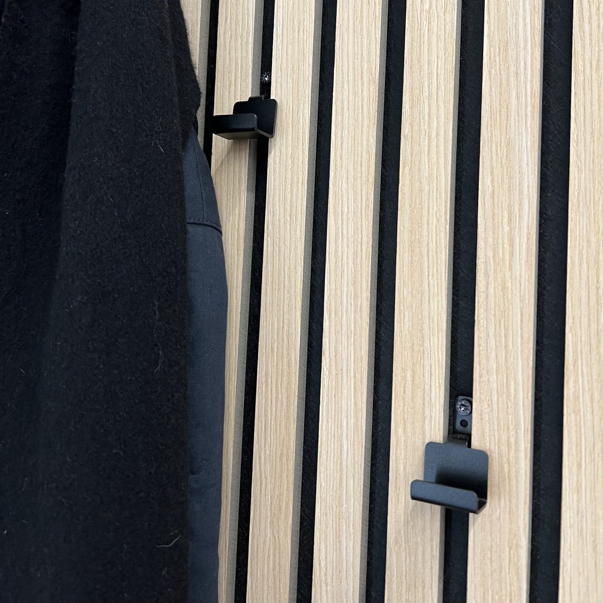 Sort pulverlakeret knag til Akustikpaneler skrue montering - Wallshop.dk