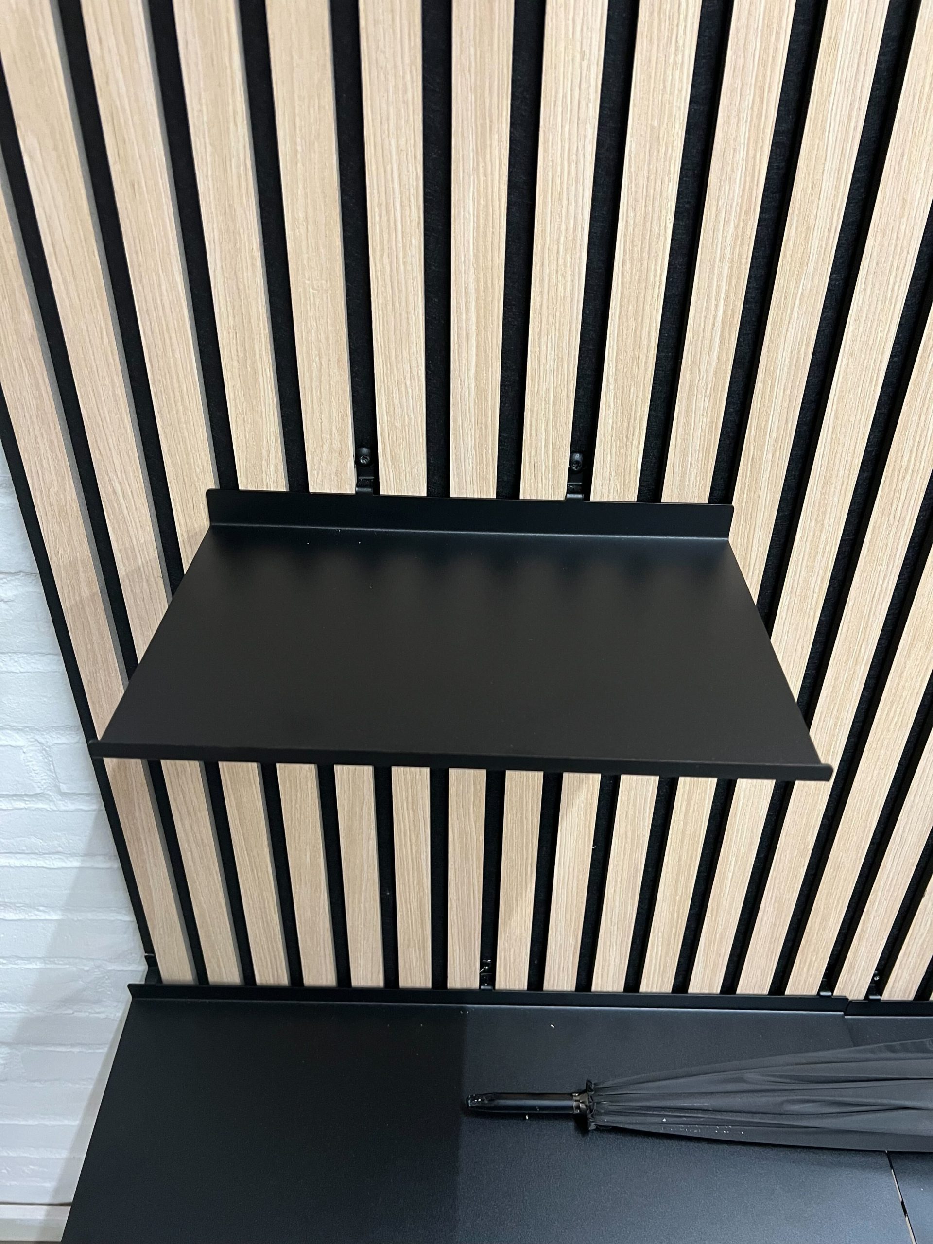Mellem Sort hylde til Akustikpaneler (skruemontering) - Wallshop.dk
