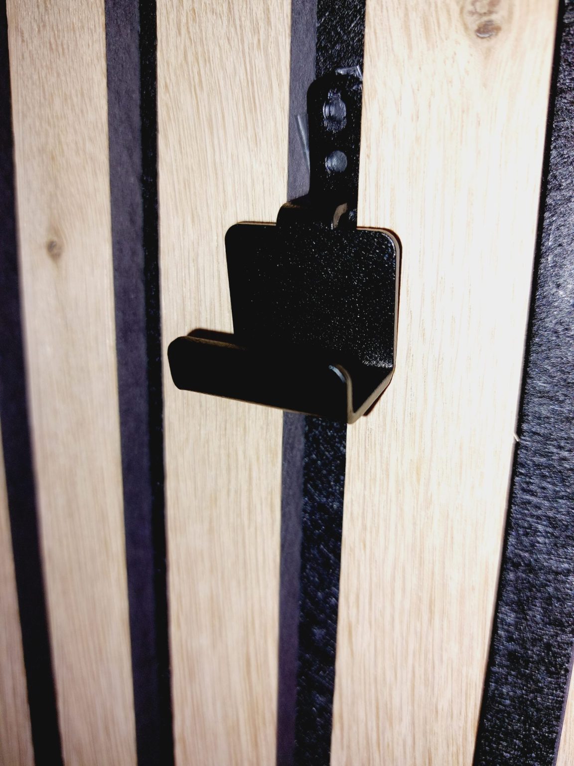 Knag til lodret akustikpanel, sort » Køb online hos Wallshop.dk