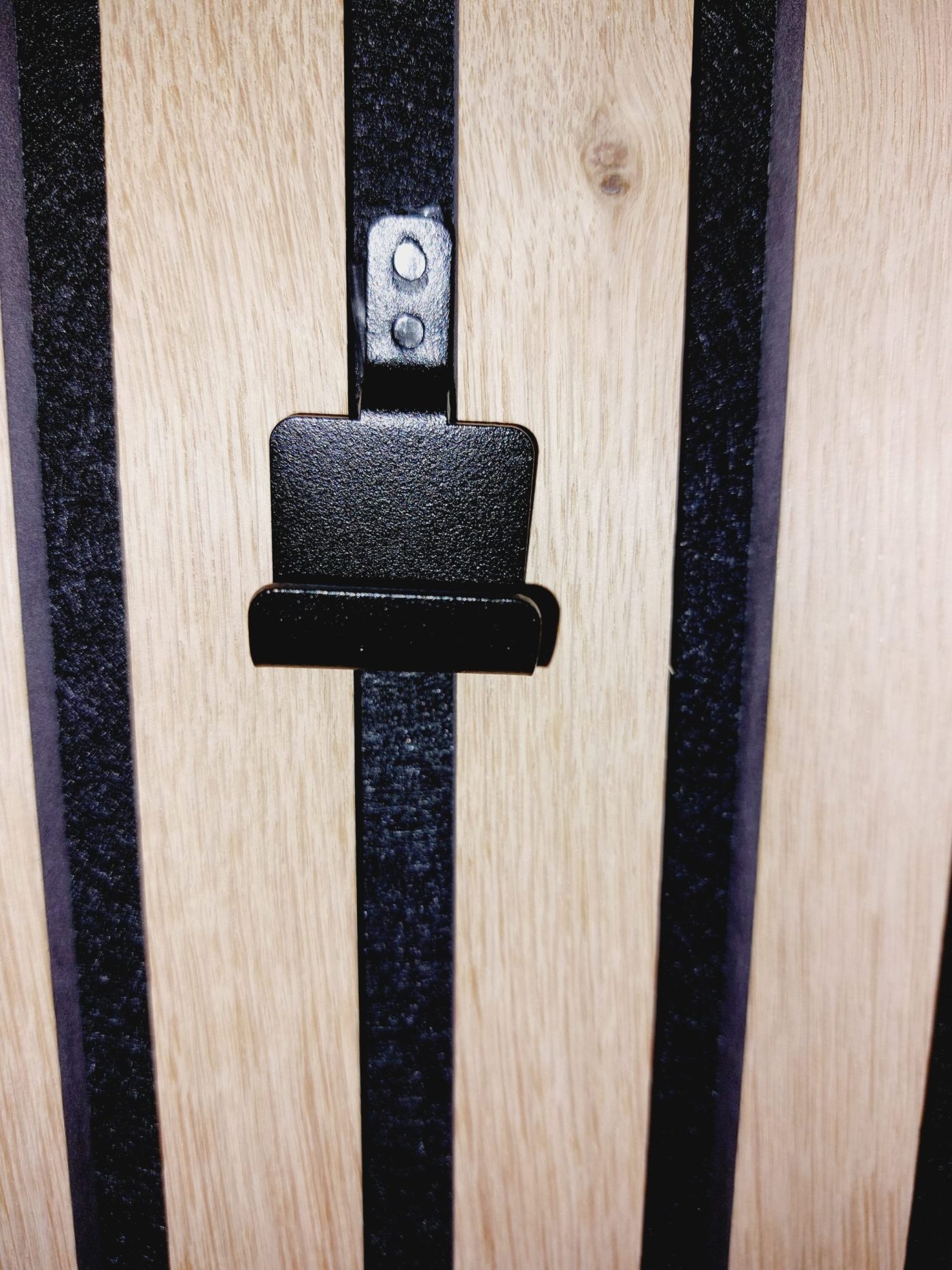 Knag til lodret akustikpanel, sort » Køb online hos Wallshop.dk
